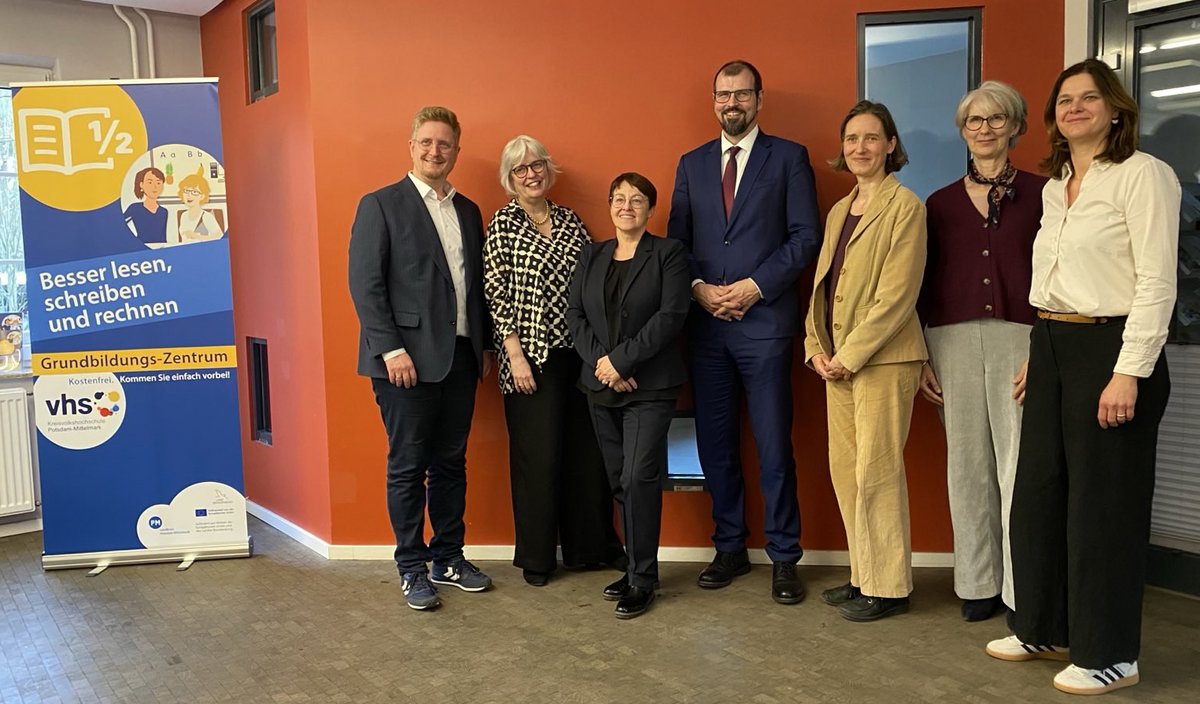 Bildungsminister Freiberg übergibt Förderbescheide ...